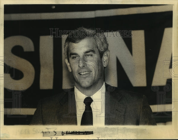 Press Photo Siena College basketball coach Mike Deane in front of Siena ...