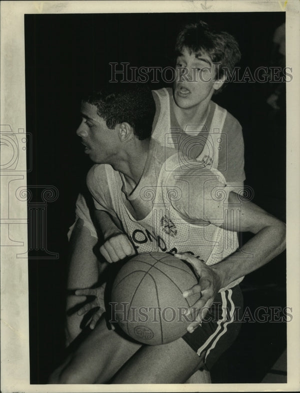 1986 Press Photo Basketball players Greg Koubek and Elander "Lulu ...