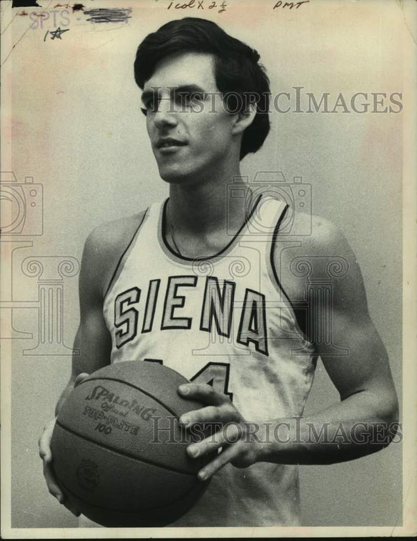 1976 Press Photo Gary Holle, Siena College basketball player, poses ...