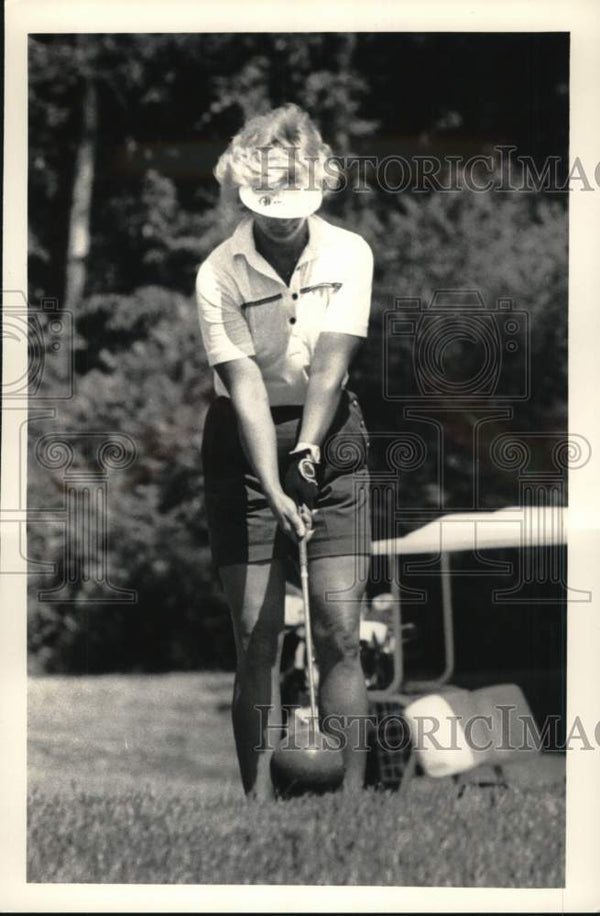 1988 Press Photo Golfer Laurie Segal plays at Colonie Country Club - t ...