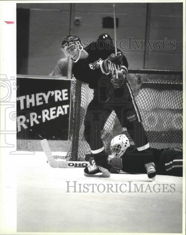 1993 Press Photo Spokane Chiefs hockey defenseman, Sean Gillam, in act ...
