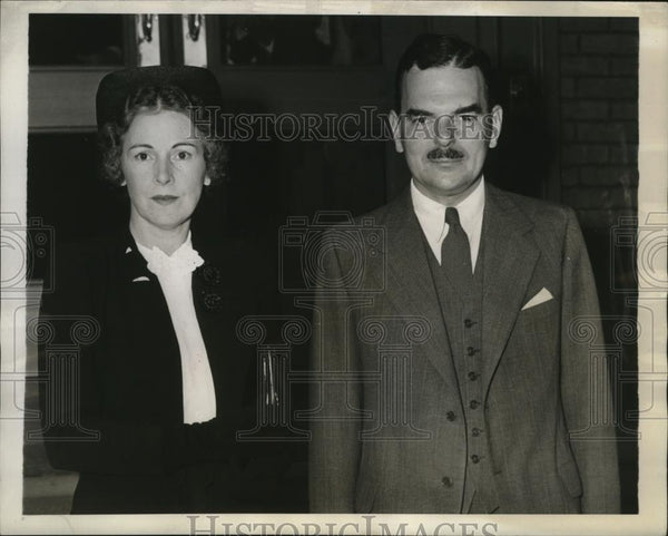 1944 Press Photo New York Gov.and Mrs.Thomas E.Dewey leave the State M ...