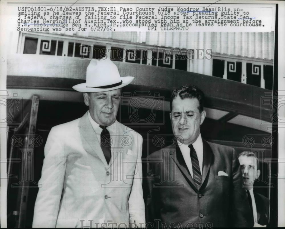 1962 Press Photo Judge Woodrow Bean Pleads Guilty to Tax Fraud w Charl ...