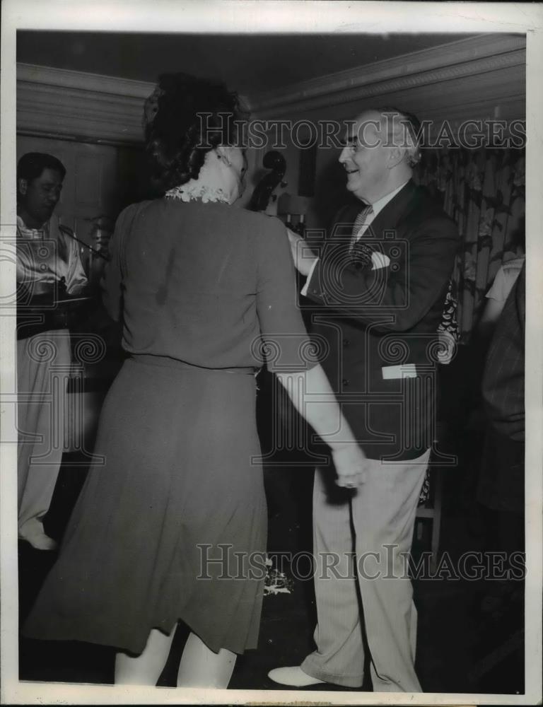 1944 Press Photo MI Senator Arthur Vandenberg & Mrs David Okana - nep0 ...