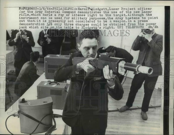 1964 Press Photo Harold Blodgett Demonstrates Laser Rifle - nep08498 ...