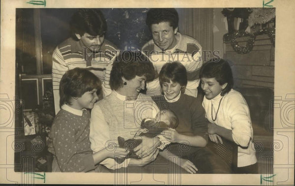 Mileski family enjoying new born sibling, 1985 vintage press photo ...