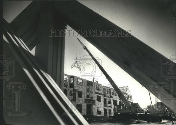 Apartment roof construction at Milwaukee's East Pointe Commons, 1991 ...