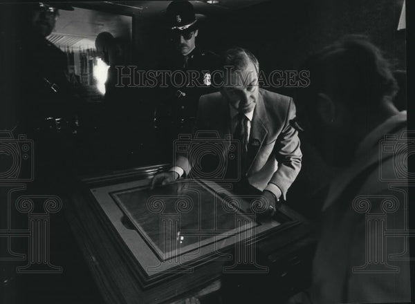 Stan Hall flanked by guards as people viewed the Magna Carta, 1987 ...