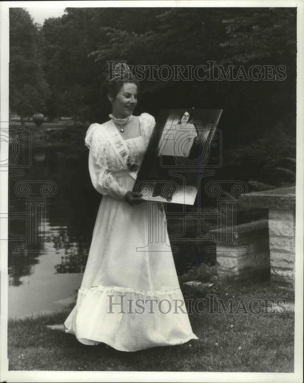 Linda Haack crowned international queen of TOPS Club, Inc., 1982 ...