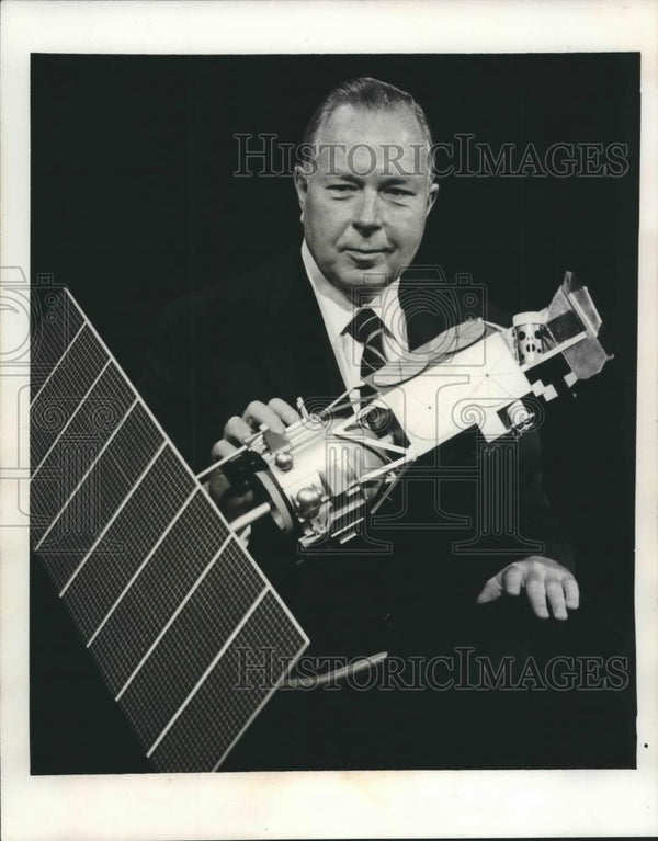 Chief Exec. of RCA Edgar Griffiths holds satellite, New York, 1977 ...