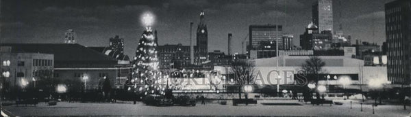 Milwaukee Skyline View Municipal Christmas Tree and lights, 1977 ...