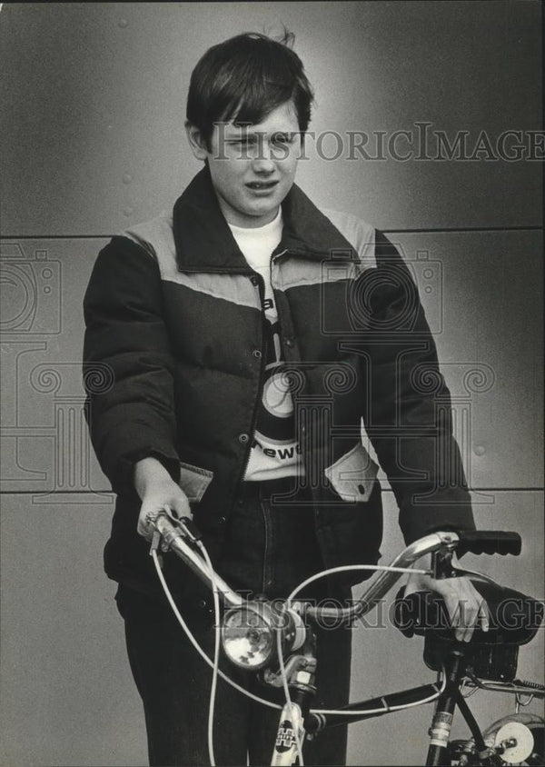 Milwaukee Sentinel carrier, Timothy R Mentzel saves women life, 1980 ...