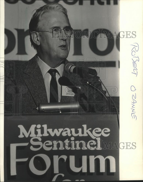 Robert Ozanne speaking at Milwaukee Sentinel Forum, 1987 vintage press ...