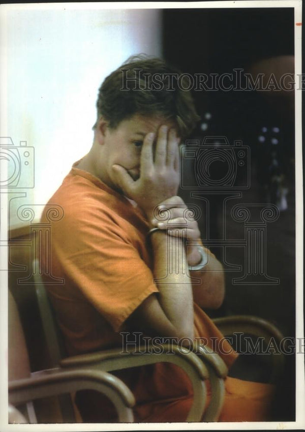 Daryl George Hoffman hiding his face in Wisconsin courtroom, 1993 ...