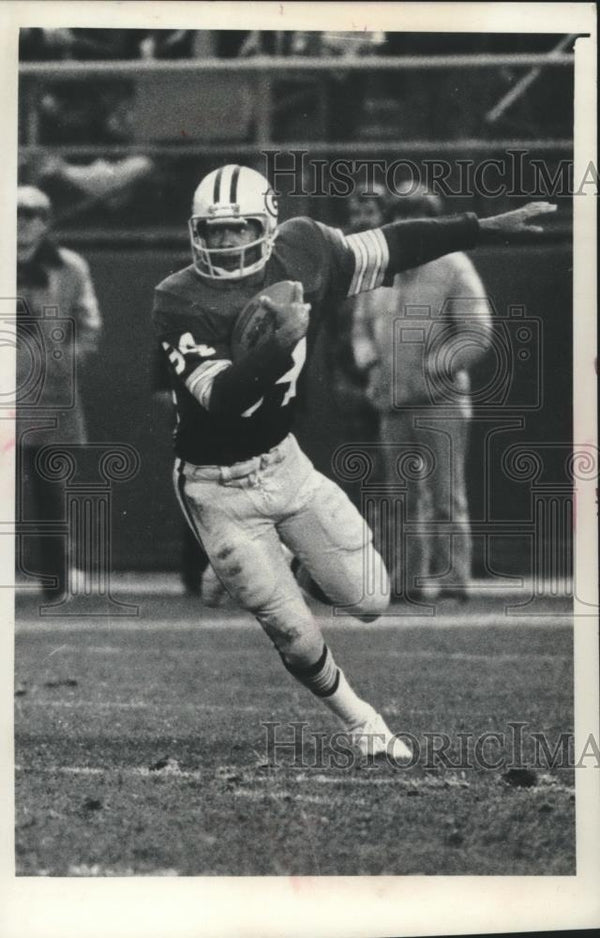 Football receiver Steve Odom runs with ball to the end zone, 1978 ...