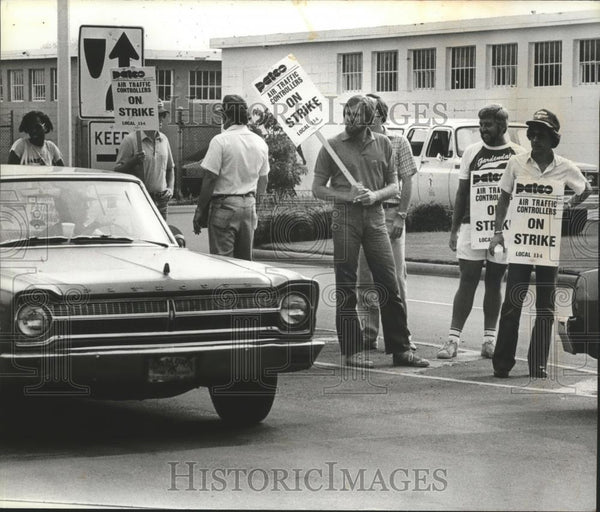 Air traffic controllers strike at airport , 1981 Vintage Press Photo ...