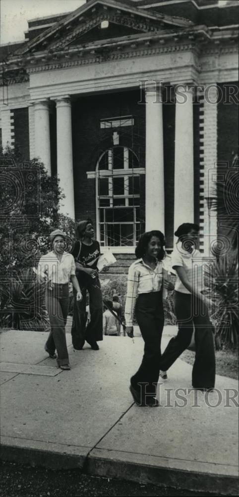 Students walk through Tuskegee Institute campus , 1978 Vintage Press ...
