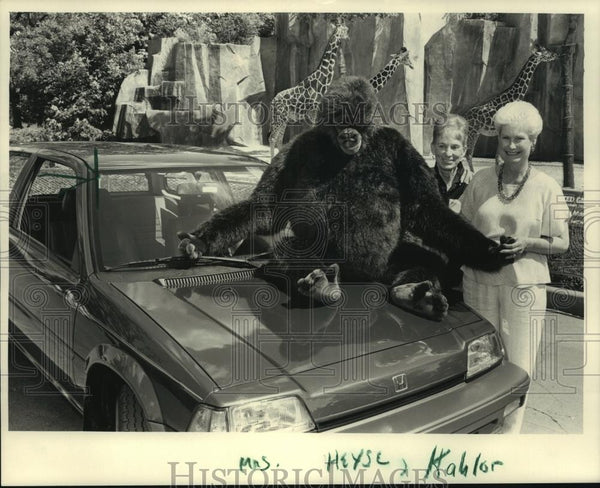 Jane Ann Kahlor and Roxy Heyse at Milwaukee County Zoo, 1987 vintage ...