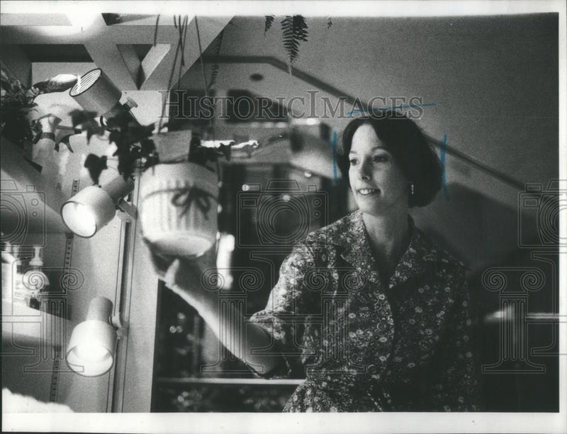 Joan Garrity Author walks fileds lord, 1977 vintage press photo print ...