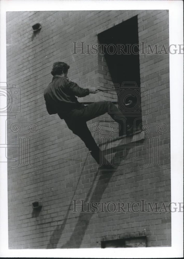 Birmingham police Tactical Operations officer climbs building, 1978 ...