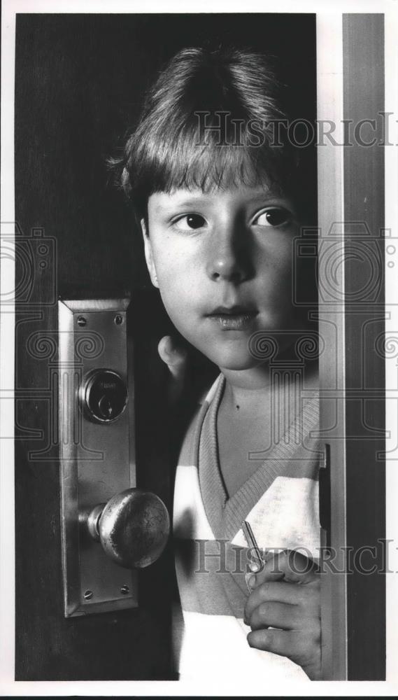 Latchkey child in doorway , 1986 Vintage Press Photo - Historic Images