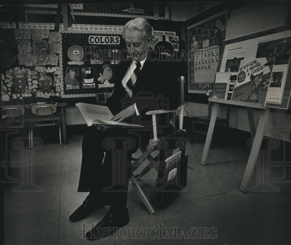 Richard Jeffery demonstrates his Offporcha invention, 1992 vintage ...