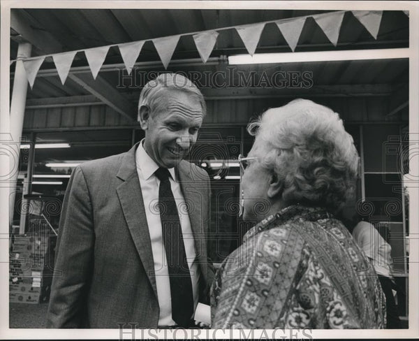 Guy Hunt in Uniontown, Alabama Speaks With Mrs. H.E.McKee, 1986 Vintage ...
