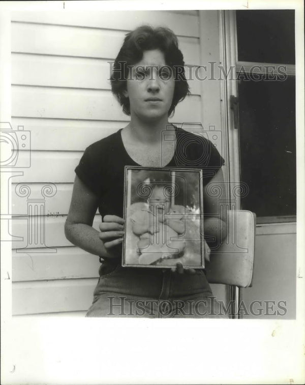 Mrs. Kathy Watkins holds a picture of Rodney , 1981 Vintage Press Photo ...