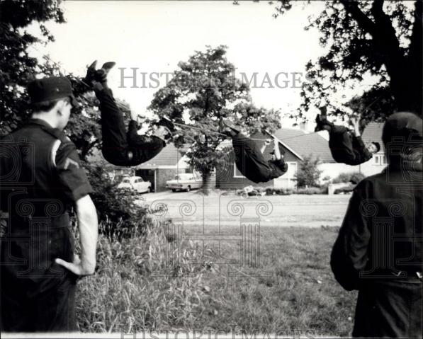 Press Photo British troop exercise near a Hertfordshire housing estate ...