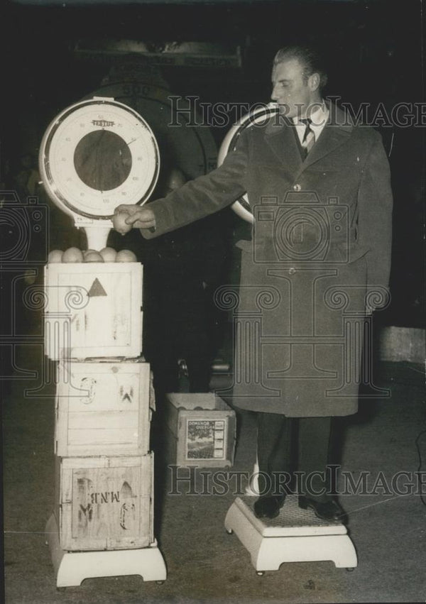 1956 Press Photo French cycling champ Andre Darrigade & crates of oran ...