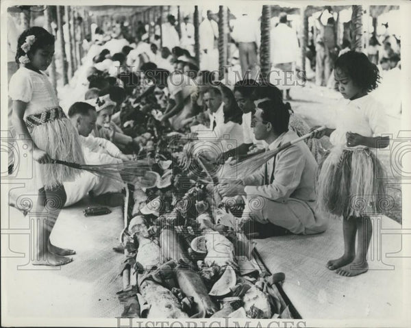 Press Photo Girls Whisk Off Insects During The Royal Feast In Tonga ...