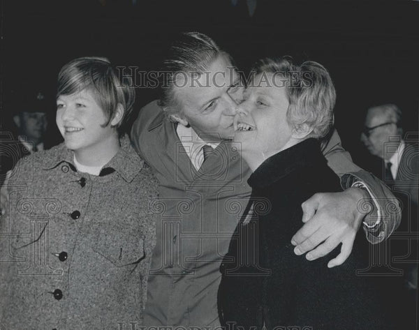 1970 Press Photo James Cross Freed Kidnapped British Diplomat Wife Bar ...