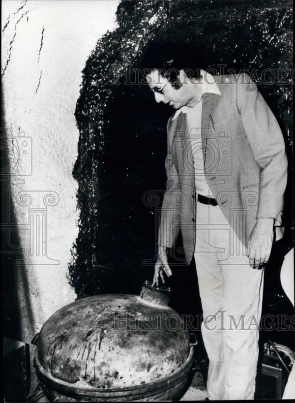 Press Photo Prof. Ari Ben-Menahem and a Magnetometer - Historic Images