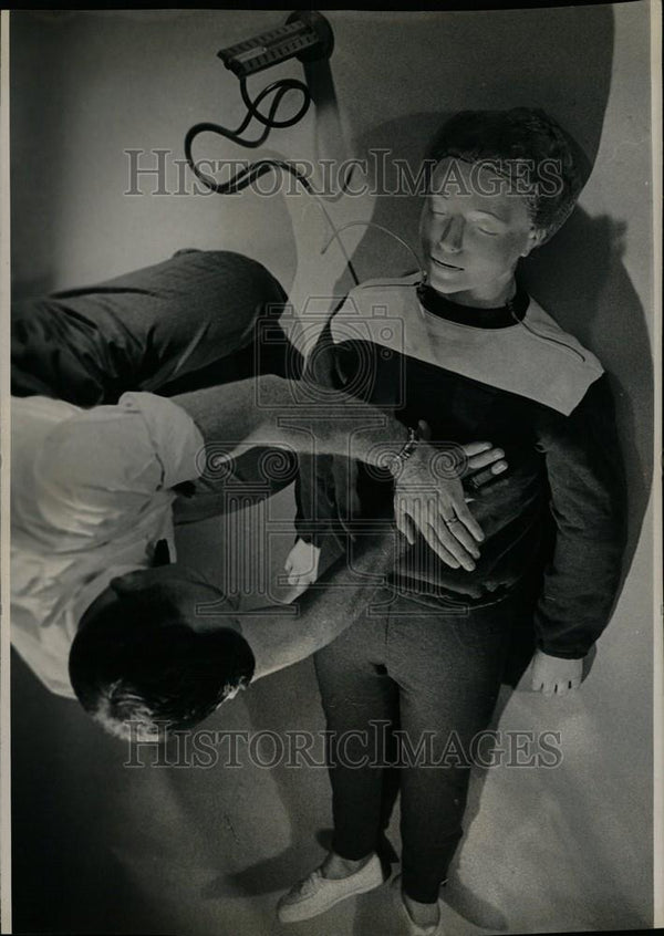 Ressul-Annie performs for Ralph Lewis 1962 Vintage Press Photo Print ...