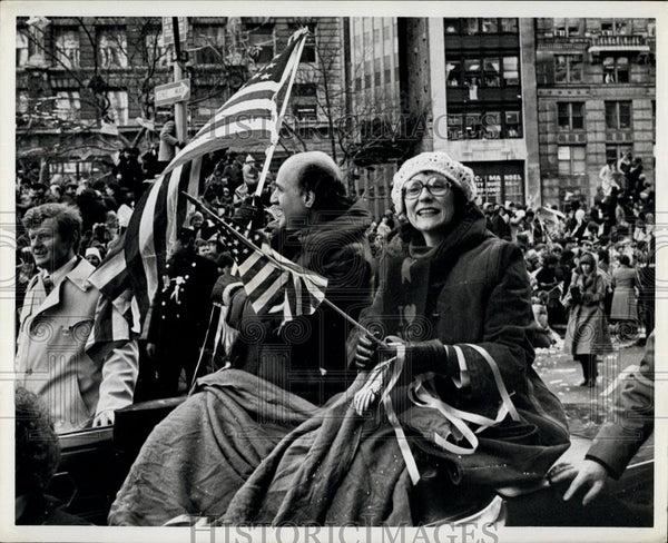 Press Photo Man and Woman wave American flags during parade - Historic ...