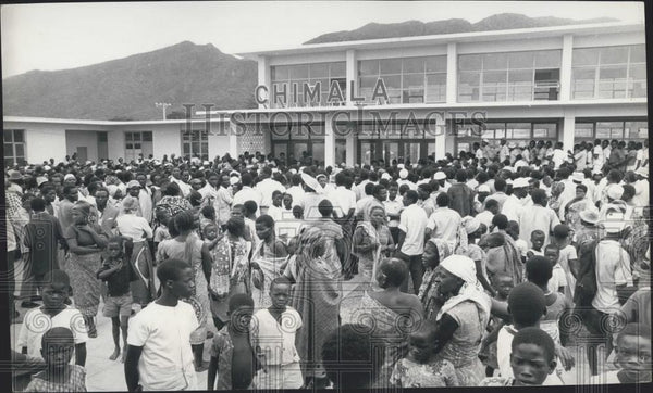 1974 Press Photo Villagers Congregate For First Train Through Chimala ...