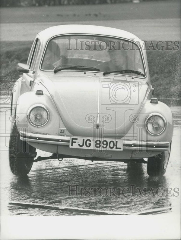 Press Photo . Beryl Brenton and driving instructor Sgt Peter Salt ...
