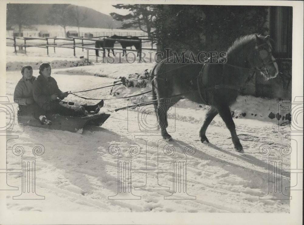 1955 Press Photo Pat Moss And Her Mother Go For A Sleigh Ride ...