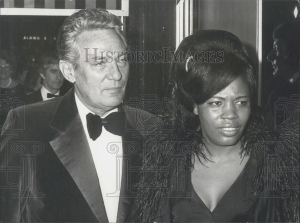 1973 Press Photo actor Peter Finch and fiancee Eletha Barrett ...