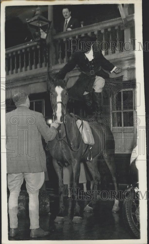 1957 Press Photo Mr. Peter Munt on horse at House of commons - Historic ...