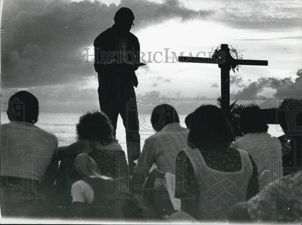 Press Photo Missionary Preaching On Beach In Istanbul Turkey - Historic ...