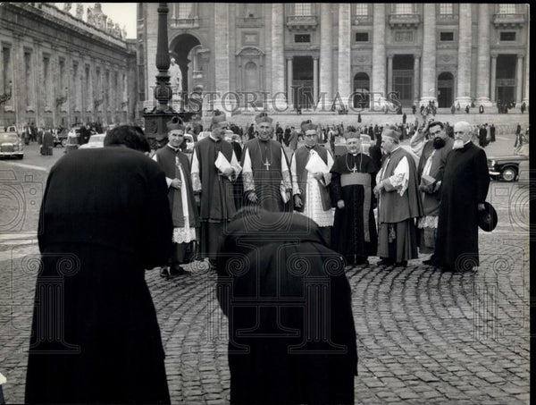 1962 Press Photo Conciliar Fathers take Pictures on San Peter Square ...