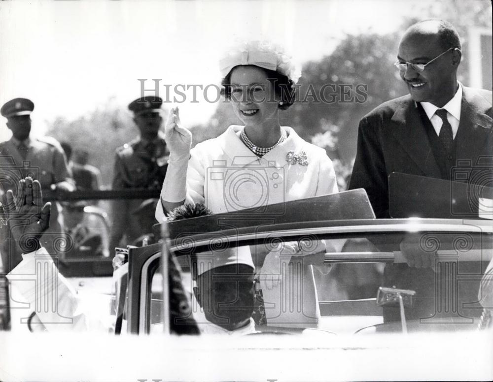 1965 Press Photo HM the Queen & Pres. Dr. El Tigani El Mahi - Historic ...