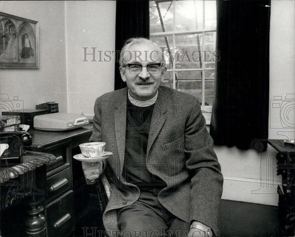 1970 Press Photo Rev. Ronald Stephens Spreading Faith And Margarine On ...