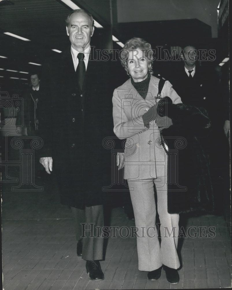 1973 Press Photo Senator George MCGovern, Wife, London Airport ...