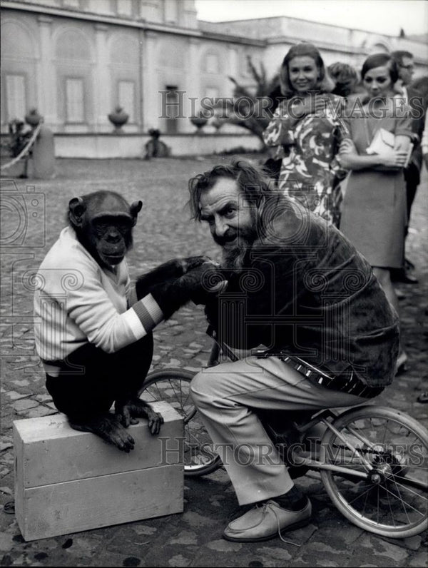 1967 Press Photo Actor Hugh Griffith and a chimp - Historic Images