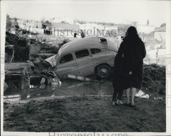 1959 Press Photo A Woman and a child look at damage after disaster in ...