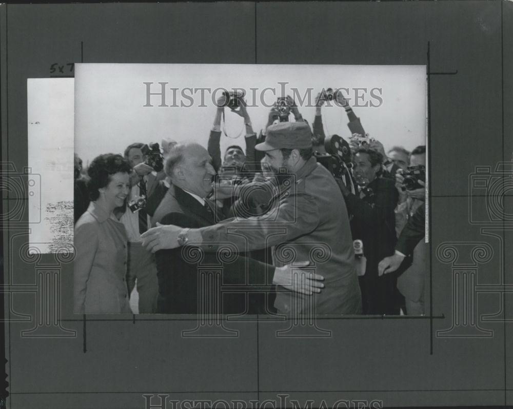 1972 Press Photo Tedor Zhivkov Bulgaria Hugs Cuban Prime Minister Fide ...
