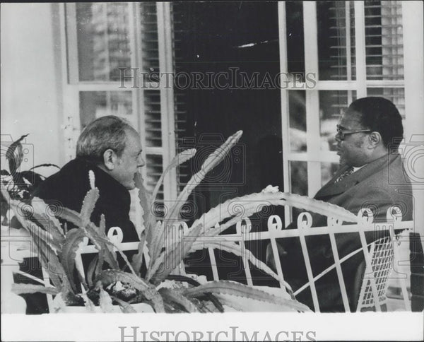 1980 Press Photo Governor Lord Soames meets the President Mr. Gumede ...
