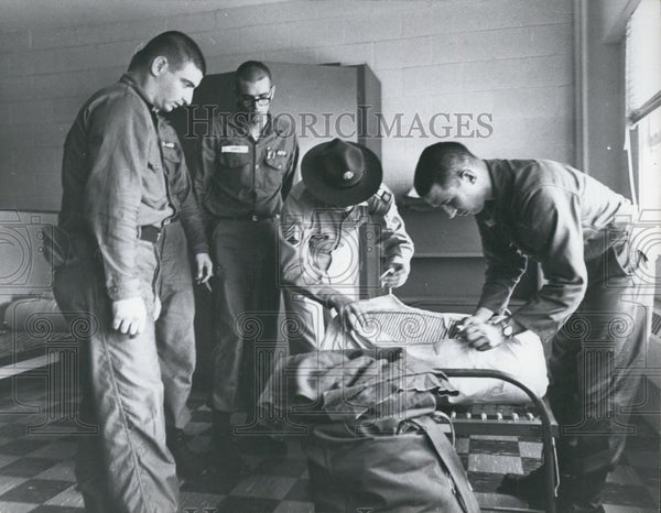 1965 Press Photo Drill Sargeant Shows Trainees How To Make Bed At Fort ...